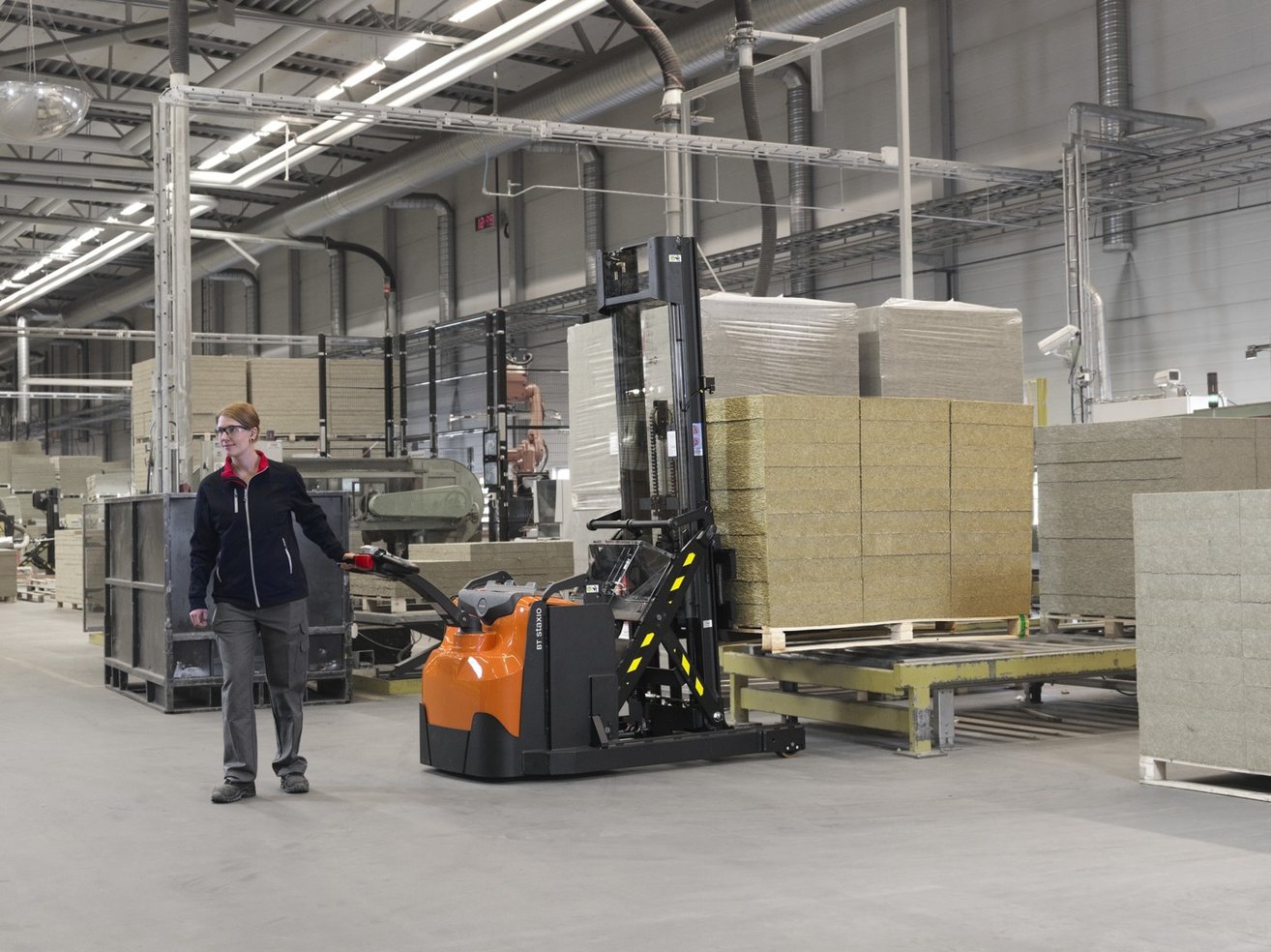 Difference between a pallet stacker and a reach truck